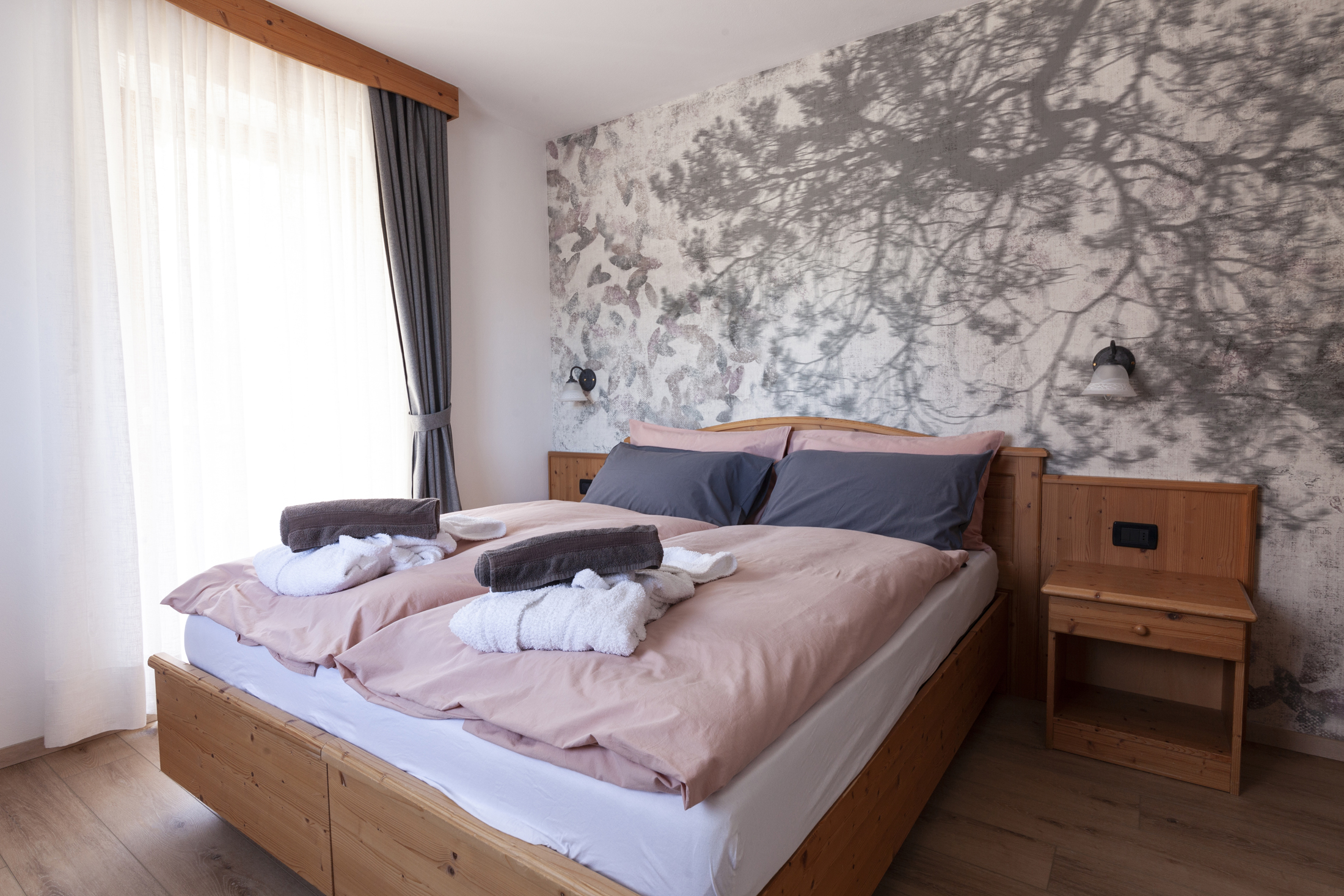 Try rooms with typical furniture and romantic suites | Hotel Tirol